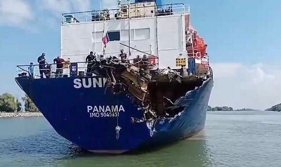 В Суліні не розійшлись танкер з пальним із суховантажем | НафтоРинок